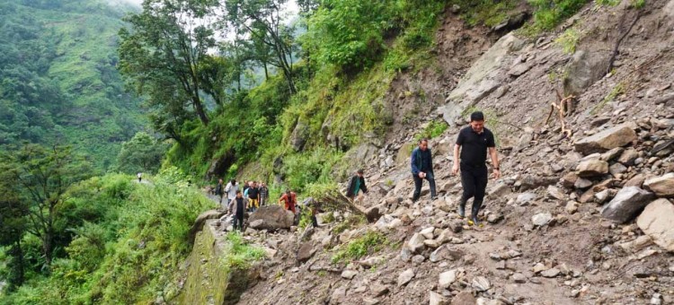 Minister, DC inspect landslide-hit villages of Daramdin - Sikkimexpress