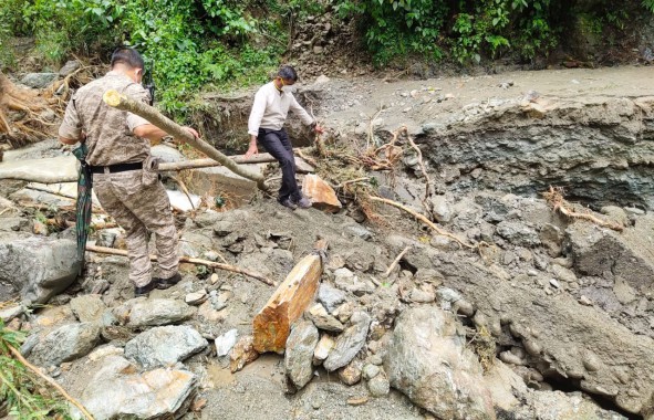 Slides cut-off Melli bazaar, one dead - Sikkimexpress