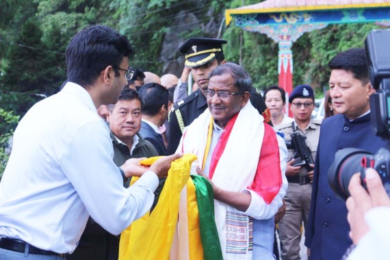 Governor visits Soreng, interacts with district officials and benefici ...